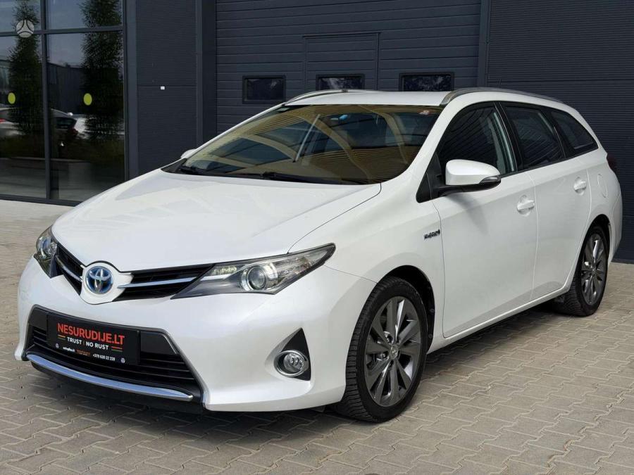 White Toyota Auris 2014 in Vilnius, with an engine capacity of 1.80 L and mileage of 259 thousand km for 8999 €, photo 3 on AUTOMOTO.COM.LV