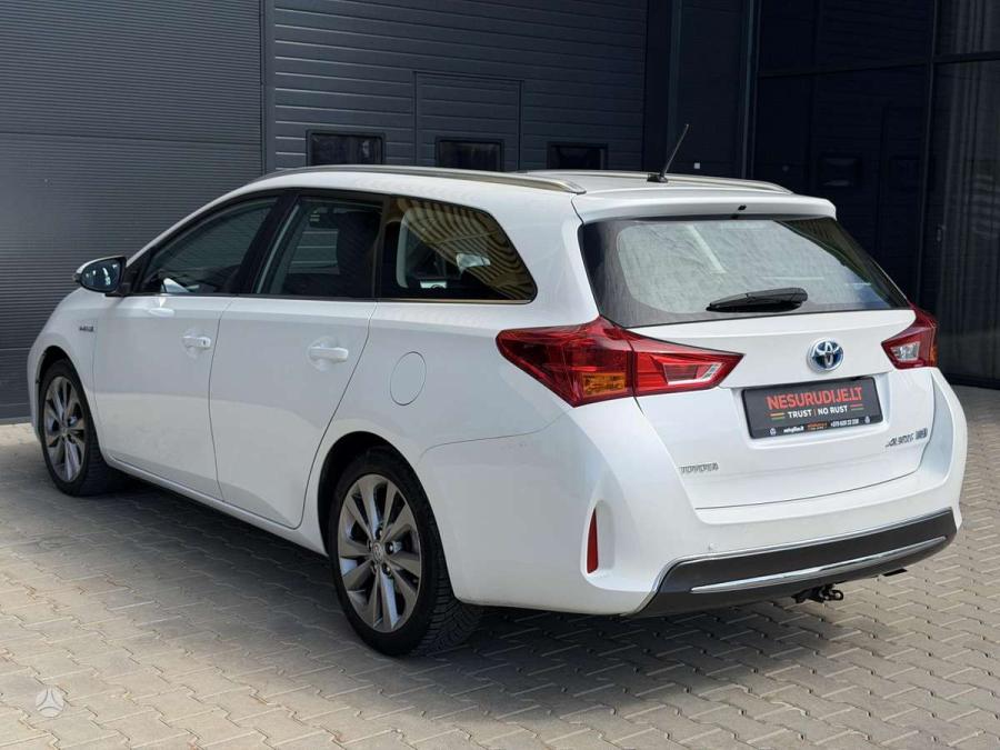 White Toyota Auris 2014 in Vilnius, with an engine capacity of 1.80 L and mileage of 259 thousand km for 8999 €, photo 4 on AUTOMOTO.COM.LV