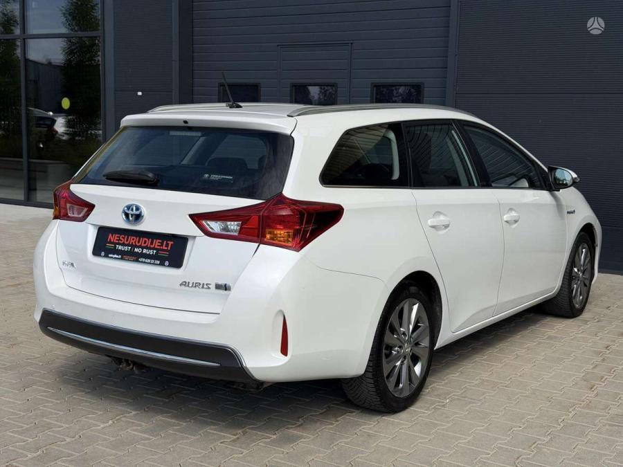 White Toyota Auris 2014 in Vilnius, with an engine capacity of 1.80 L and mileage of 259 thousand km for 8999 €, photo 5 on AUTOMOTO.COM.LV