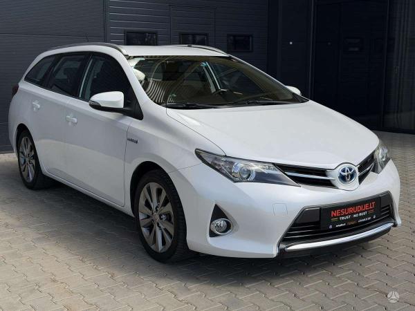 White Toyota Auris 2014 in Vilnius, with an engine capacity of 1.80 L and mileage of 259 thousand km for 8999 €, photo 5 on AUTOMOTO.COM.LV