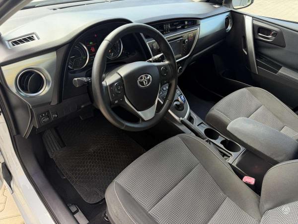 White Toyota Auris 2014 in Vilnius, with an engine capacity of 1.80 L and mileage of 259 thousand km for 8999 €, photo 7 on AUTOMOTO.COM.LV