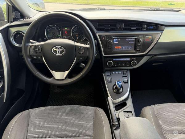 White Toyota Auris 2014 in Vilnius, with an engine capacity of 1.80 L and mileage of 259 thousand km for 8999 €, photo 9 on AUTOMOTO.COM.LV