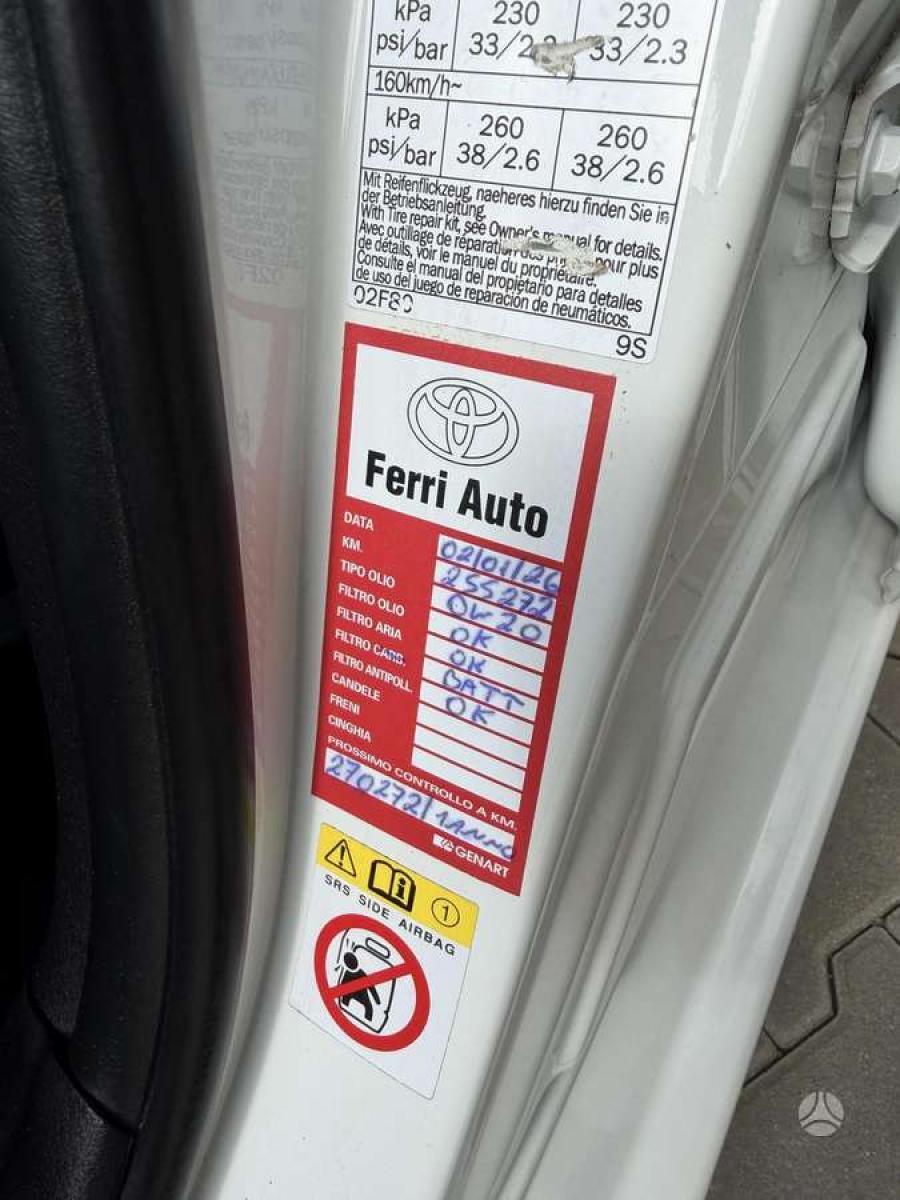 White Toyota Auris 2014 in Vilnius, with an engine capacity of 1.80 L and mileage of 259 thousand km for 8999 €, photo 12 on AUTOMOTO.COM.LV