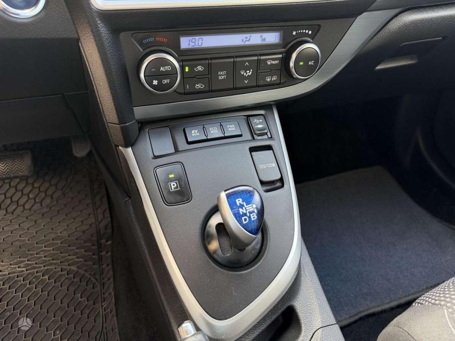 White Toyota Auris 2014 in Vilnius, with an engine capacity of 1.80 L and mileage of 259 thousand km for 8999 €, photo 17 on AUTOMOTO.COM.LV