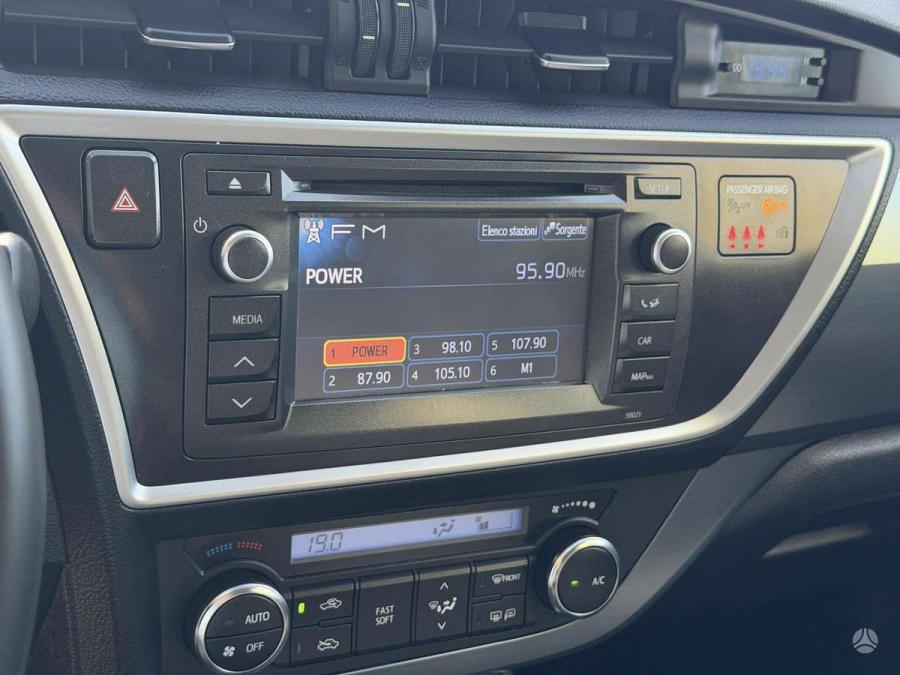 White Toyota Auris 2014 in Vilnius, with an engine capacity of 1.80 L and mileage of 259 thousand km for 8999 €, photo 18 on AUTOMOTO.COM.LV