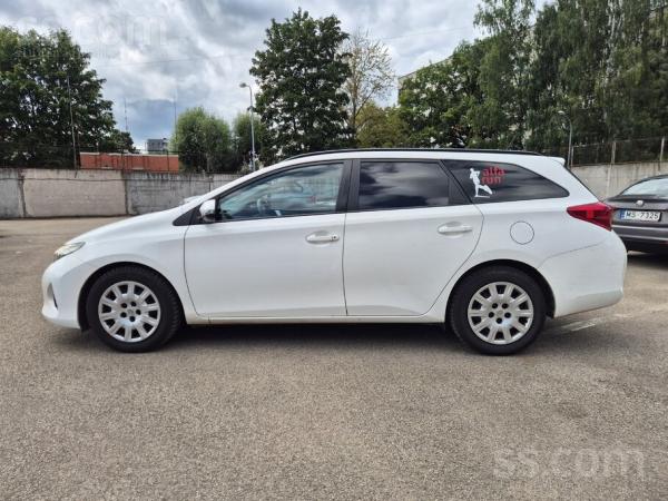 White Toyota Auris 2014 in Riga, with an engine capacity of 1.60 L and mileage of 381 thousand km for 4500 €, photo 2 on AUTOMOTO.COM.LV