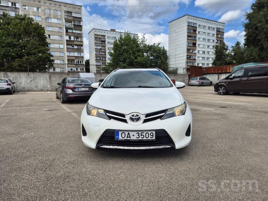 Белый Тойота Аурис 2014 в Рига, объемом двигателя 1.60 л и пробегом 381 тыс. км за 4500 €, фото 4 на AUTOMOTO.COM.LV
