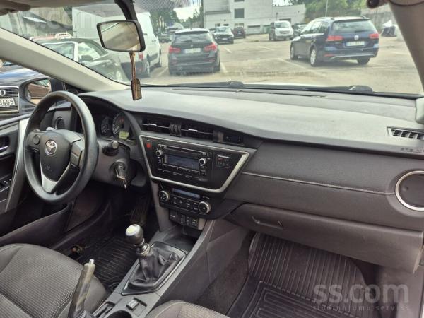 White Toyota Auris 2014 in Riga, with an engine capacity of 1.60 L and mileage of 381 thousand km for 4500 €, photo 8 on AUTOMOTO.COM.LV