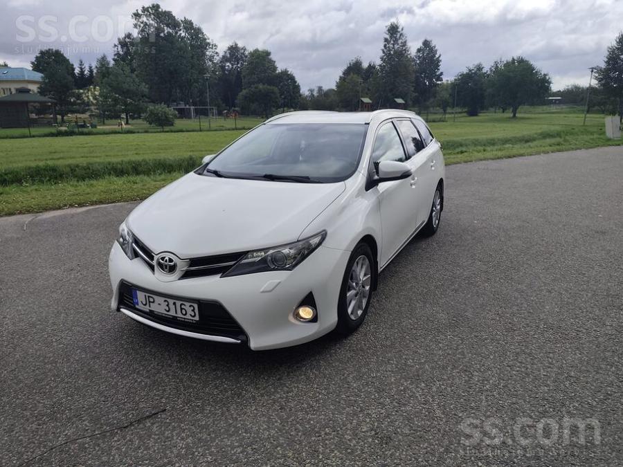 White Toyota Auris 2014 in Daugavpils, with an engine capacity of 1.60 L and mileage of 169 thousand km for 6900 €, photo 1 on AUTOMOTO.COM.LV