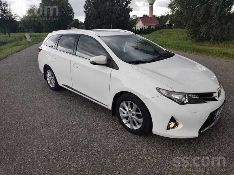 White Toyota Auris 2014 in Daugavpils, with an engine capacity of 1.60 L and mileage of 169 thousand km for 6900 €, photo 3 on AUTOMOTO.COM.LV