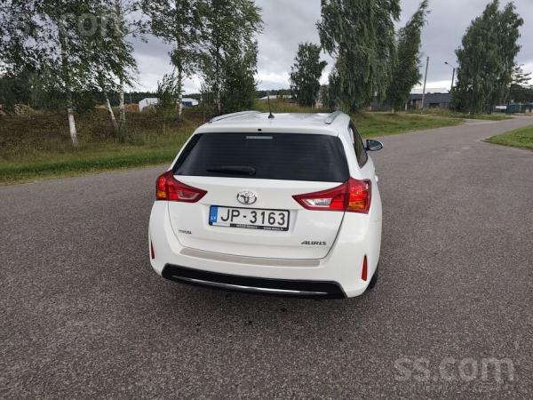 White Toyota Auris 2014 in Daugavpils, with an engine capacity of 1.60 L and mileage of 169 thousand km for 6900 €, photo 4 on AUTOMOTO.COM.LV