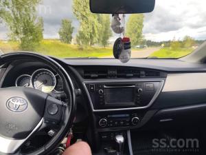 White Toyota Auris 2014 in Daugavpils, with an engine capacity of 1.60 L and mileage of 169 thousand km for 6900 €, photo 5 on AUTOMOTO.COM.LV