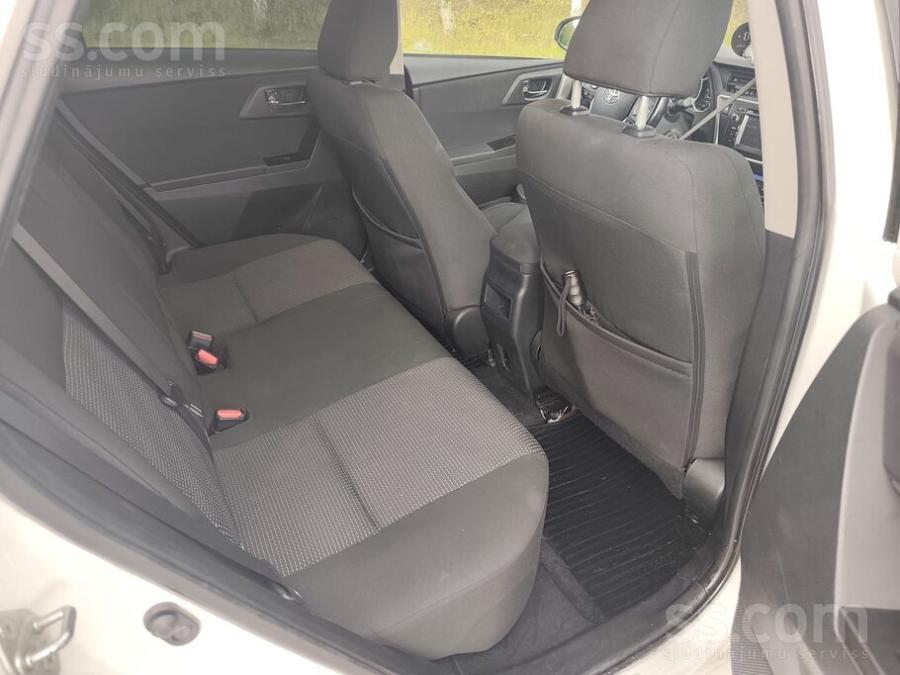 White Toyota Auris 2014 in Daugavpils, with an engine capacity of 1.60 L and mileage of 169 thousand km for 6900 €, photo 6 on AUTOMOTO.COM.LV
