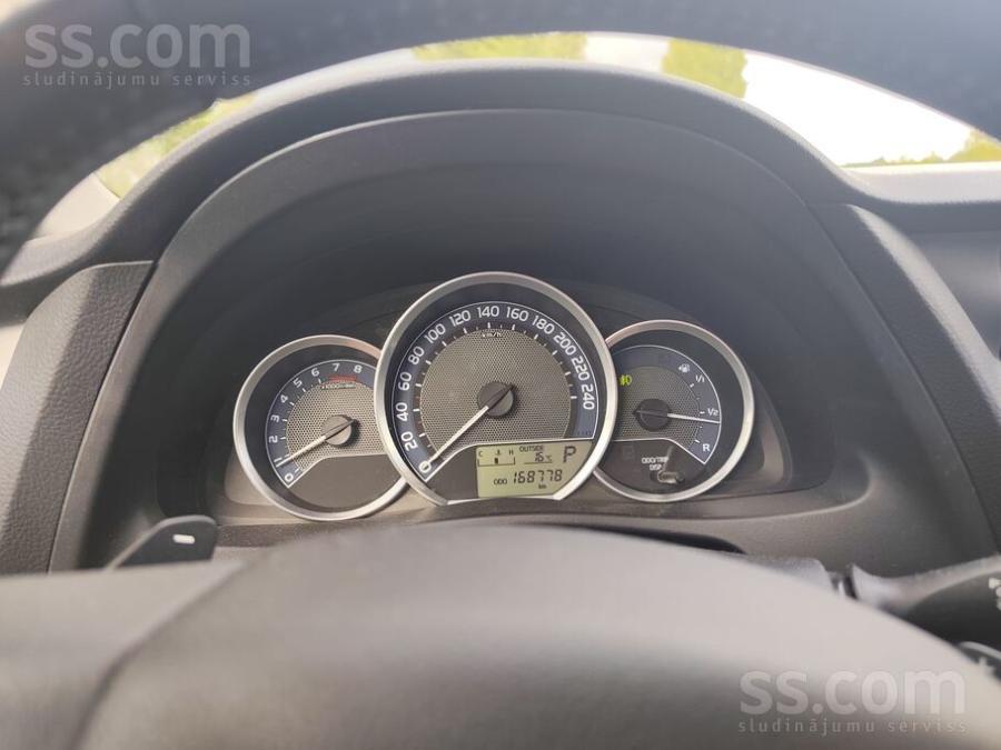 White Toyota Auris 2014 in Daugavpils, with an engine capacity of 1.60 L and mileage of 169 thousand km for 6900 €, photo 7 on AUTOMOTO.COM.LV
