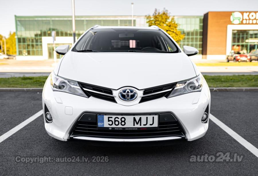 White Toyota Auris 2014 in Tallinn, with an engine capacity of 1.80 L and mileage of 158 thousand km for 9498 €, photo 1 on AUTOMOTO.COM.LV