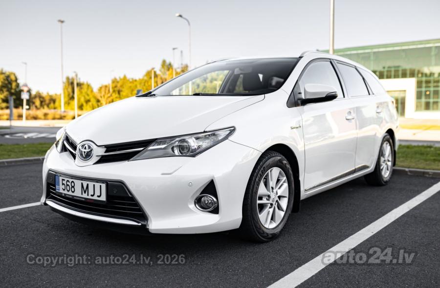 White Toyota Auris 2014 in Tallinn, with an engine capacity of 1.80 L and mileage of 158 thousand km for 9498 €, photo 3 on AUTOMOTO.COM.LV