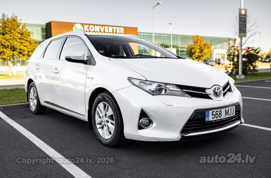 White Toyota Auris 2014 in Tallinn, with an engine capacity of 1.80 L and mileage of 158 thousand km for 9498 €, photo 4 on AUTOMOTO.COM.LV