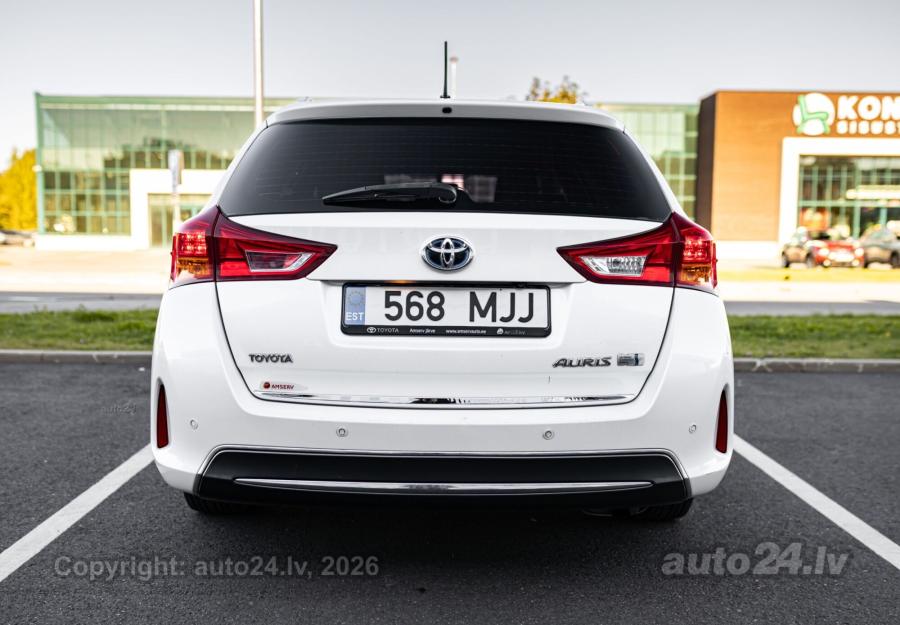 White Toyota Auris 2014 in Tallinn, with an engine capacity of 1.80 L and mileage of 158 thousand km for 9498 €, photo 5 on AUTOMOTO.COM.LV