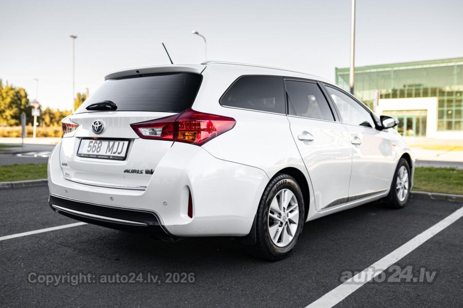 White Toyota Auris 2014 in Tallinn, with an engine capacity of 1.80 L and mileage of 158 thousand km for 9498 €, photo 6 on AUTOMOTO.COM.LV
