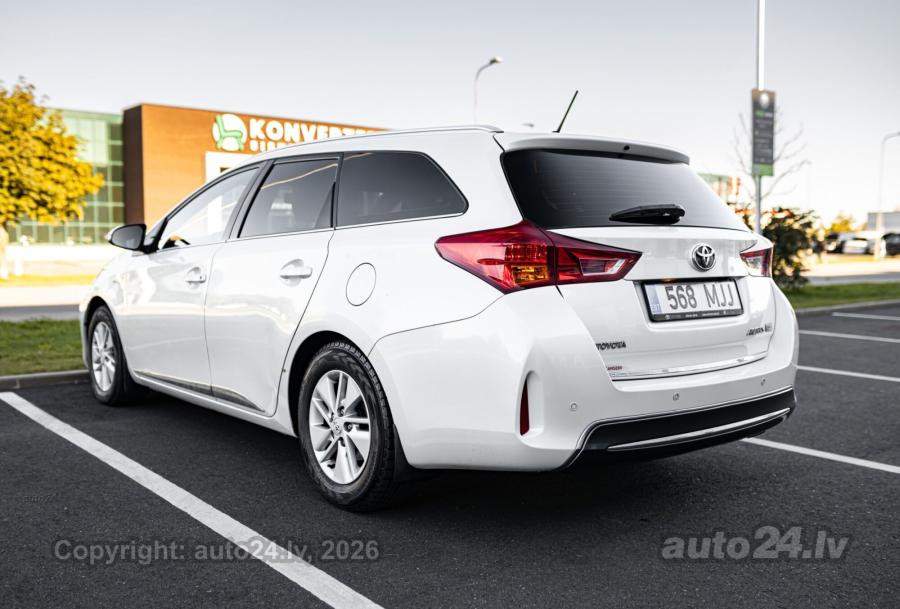 White Toyota Auris 2014 in Tallinn, with an engine capacity of 1.80 L and mileage of 158 thousand km for 9498 €, photo 7 on AUTOMOTO.COM.LV