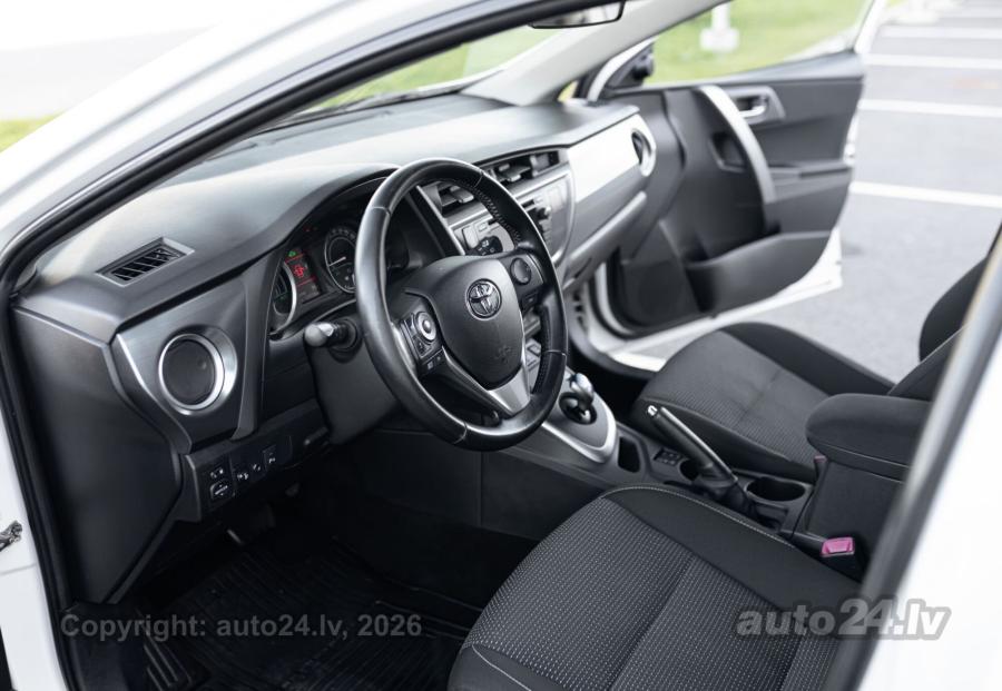 White Toyota Auris 2014 in Tallinn, with an engine capacity of 1.80 L and mileage of 158 thousand km for 9498 €, photo 8 on AUTOMOTO.COM.LV
