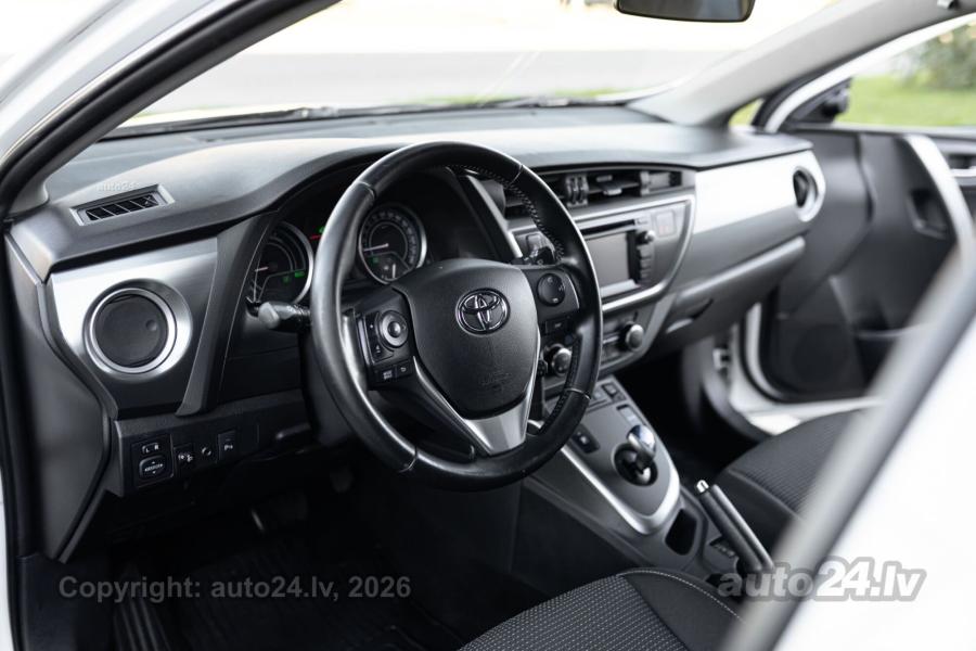 White Toyota Auris 2014 in Tallinn, with an engine capacity of 1.80 L and mileage of 158 thousand km for 9498 €, photo 15 on AUTOMOTO.COM.LV