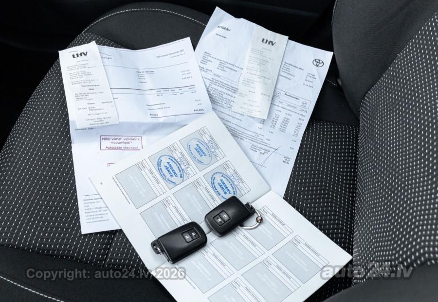 White Toyota Auris 2014 in Tallinn, with an engine capacity of 1.80 L and mileage of 158 thousand km for 9498 €, photo 16 on AUTOMOTO.COM.LV
