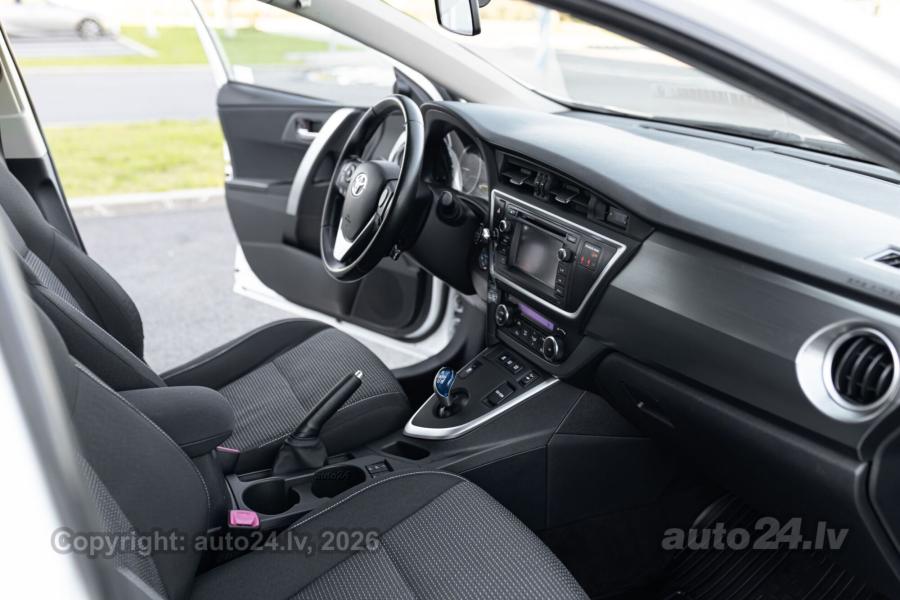 White Toyota Auris 2014 in Tallinn, with an engine capacity of 1.80 L and mileage of 158 thousand km for 9498 €, photo 19 on AUTOMOTO.COM.LV