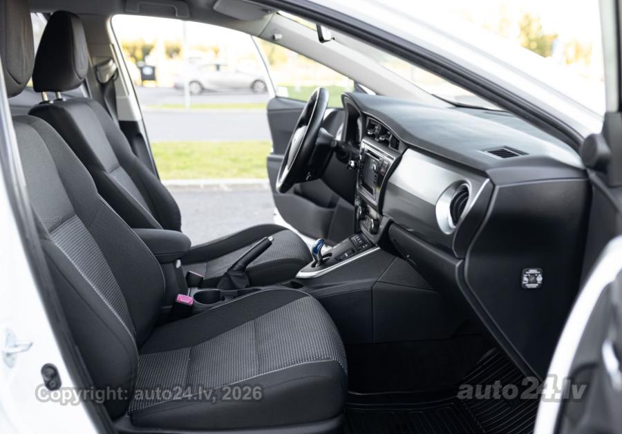 White Toyota Auris 2014 in Tallinn, with an engine capacity of 1.80 L and mileage of 158 thousand km for 9498 €, photo 20 on AUTOMOTO.COM.LV