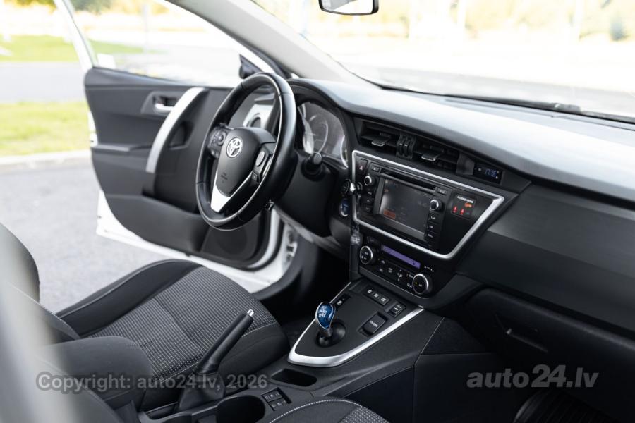 White Toyota Auris 2014 in Tallinn, with an engine capacity of 1.80 L and mileage of 158 thousand km for 9498 €, photo 22 on AUTOMOTO.COM.LV