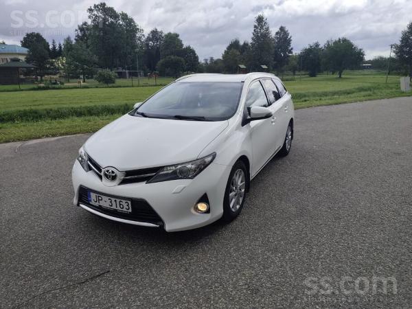 Toyota Auris 2014 Daugavpils vietnē Balts Toyota Auris 2014 Daugavpils, ar dzinēja tilpumu 1.60 L un nobraukumu 169 tūkst. km par 7200 €, foto 4 vietnē AUTOMOTO.COM.LV