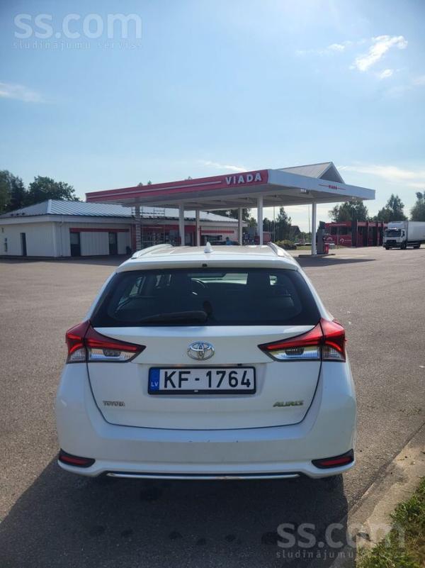 White Toyota Auris 2015 in Riga, with an engine capacity of 1.60 L and mileage of 212 thousand km for 8300 €, photo 4 on AUTOMOTO.COM.LV