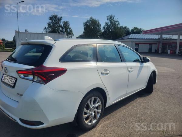White Toyota Auris 2015 in Riga, with an engine capacity of 1.60 L and mileage of 212 thousand km for 8300 €, photo 9 on AUTOMOTO.COM.LV