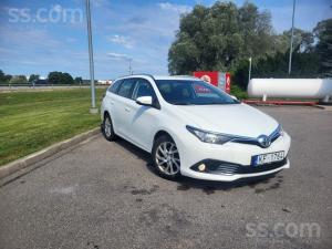 White Toyota Auris 2015 in Riga, with an engine capacity of 1.60 L and mileage of 212 thousand km for 8300 €, photo 3 on AUTOMOTO.COM.LV