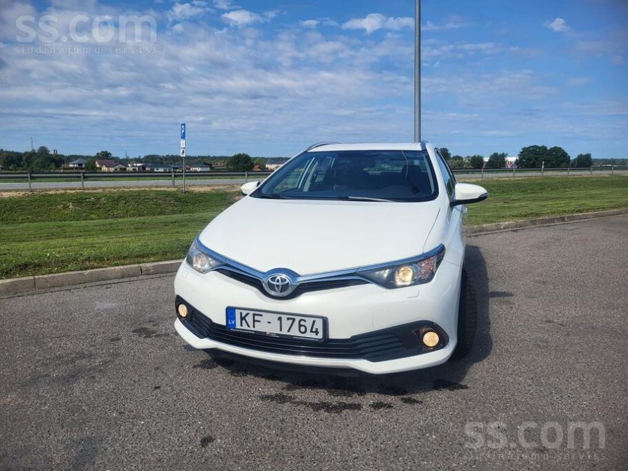 White Toyota Auris 2015 in Riga, with an engine capacity of 1.60 L and mileage of 212 thousand km for 8300 €, photo 5 on AUTOMOTO.COM.LV