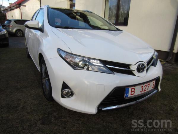 White Toyota Auris 2015 in Riga, with an engine capacity of 2.00 L and mileage of 212 thousand km for 5900 €, photo 2 on AUTOMOTO.COM.LV