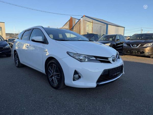 Balts Toyota Auris 2015 Kauņa, ar dzinēja tilpumu 1.80 L un nobraukumu 271 tūkst. km par 9400 €, foto 4 vietnē AUTOMOTO.COM.LV