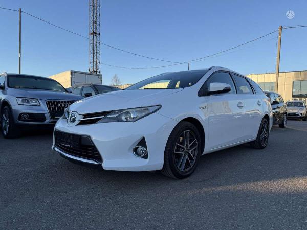 Balts Toyota Auris 2015 Kauņa, ar dzinēja tilpumu 1.80 L un nobraukumu 271 tūkst. km par 9400 €, foto 5 vietnē AUTOMOTO.COM.LV