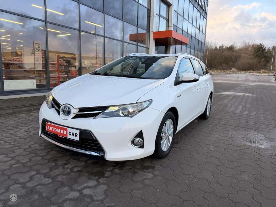 White Toyota Auris 2015 in Vilnius, with an engine capacity of 1.80 L and mileage of 207 thousand km for 9150 €, photo 1 on AUTOMOTO.COM.LV