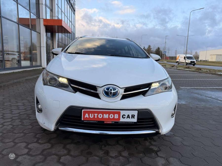 White Toyota Auris 2015 in Vilnius, with an engine capacity of 1.80 L and mileage of 207 thousand km for 9150 €, photo 2 on AUTOMOTO.COM.LV