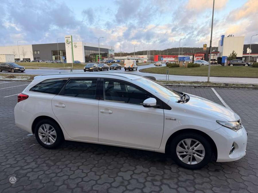 White Toyota Auris 2015 in Vilnius, with an engine capacity of 1.80 L and mileage of 207 thousand km for 9150 €, photo 4 on AUTOMOTO.COM.LV