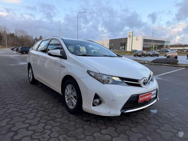 White Toyota Auris 2015 in Vilnius, with an engine capacity of 1.80 L and mileage of 207 thousand km for 9150 €, photo 5 on AUTOMOTO.COM.LV