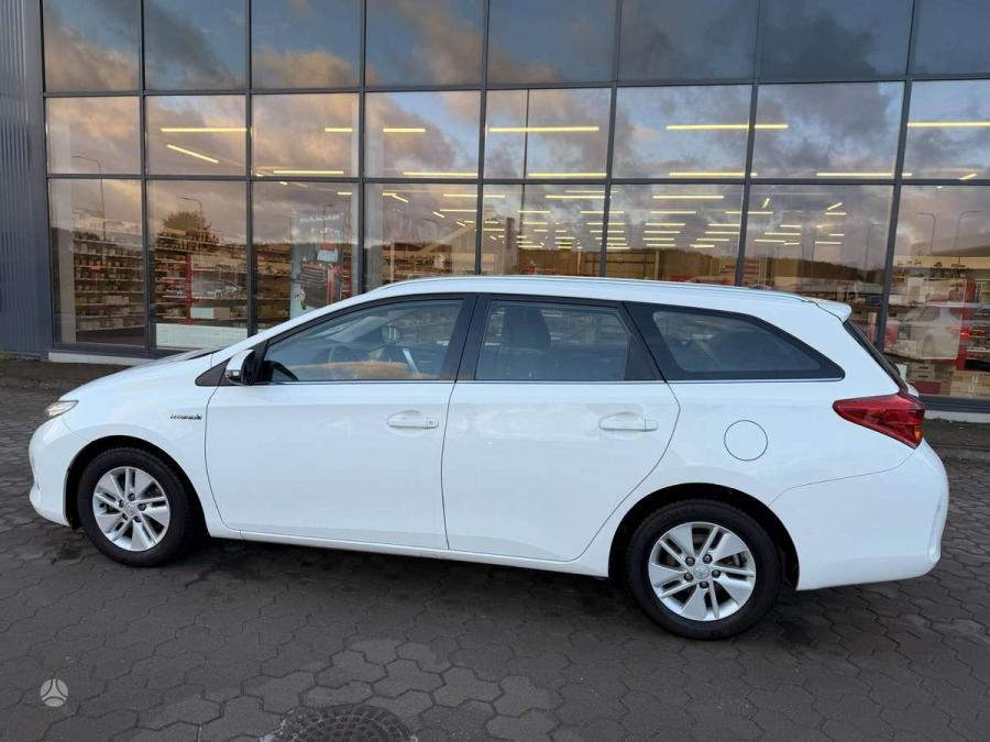 White Toyota Auris 2015 in Vilnius, with an engine capacity of 1.80 L and mileage of 207 thousand km for 9150 €, photo 6 on AUTOMOTO.COM.LV