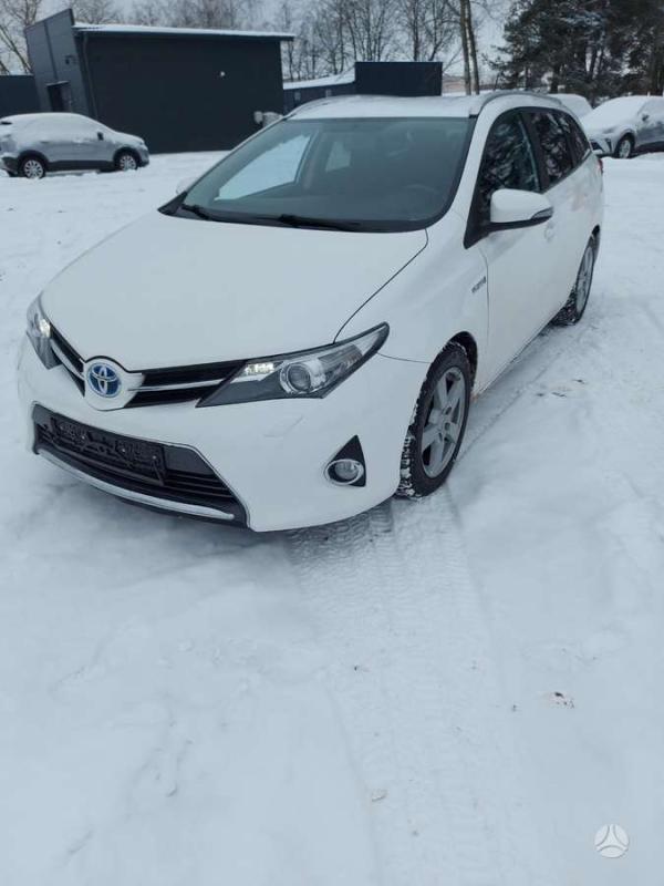 White Toyota Auris 2015 in Siauliai, with an engine capacity of 1.80 L and mileage of 240 thousand km for 7950 €, photo 1 on AUTOMOTO.COM.LV