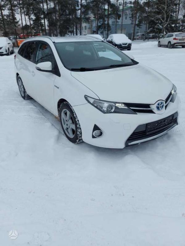 White Toyota Auris 2015 in Siauliai, with an engine capacity of 1.80 L and mileage of 240 thousand km for 7950 €, photo 2 on AUTOMOTO.COM.LV
