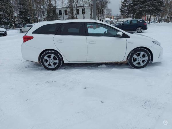 White Toyota Auris 2015 in Siauliai, with an engine capacity of 1.80 L and mileage of 240 thousand km for 7950 €, photo 4 on AUTOMOTO.COM.LV