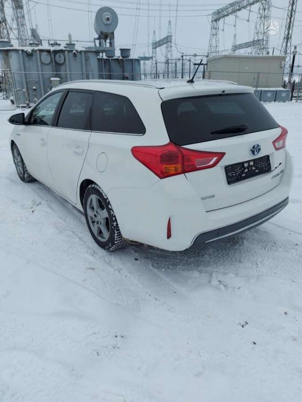 White Toyota Auris 2015 in Siauliai, with an engine capacity of 1.80 L and mileage of 240 thousand km for 7950 €, photo 5 on AUTOMOTO.COM.LV
