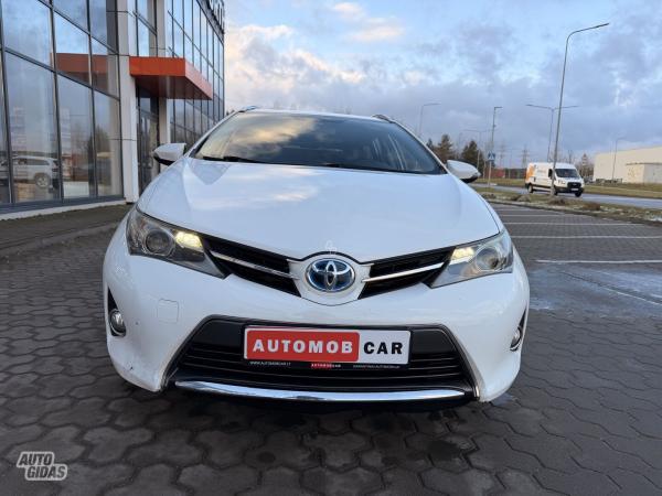 White Toyota Auris 2015 in Vilnius, with an engine capacity of 1.80 L and mileage of 207 thousand km for 9150 €, photo 2 on AUTOMOTO.COM.LV