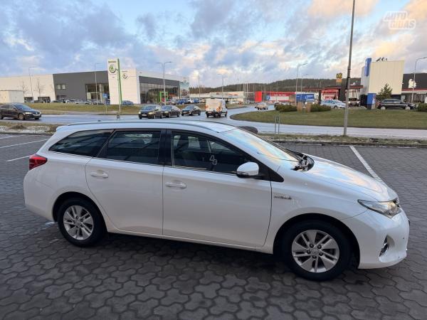 White Toyota Auris 2015 in Vilnius, with an engine capacity of 1.80 L and mileage of 207 thousand km for 9150 €, photo 4 on AUTOMOTO.COM.LV