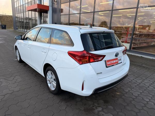 White Toyota Auris 2015 in Vilnius, with an engine capacity of 1.80 L and mileage of 207 thousand km for 9150 €, photo 7 on AUTOMOTO.COM.LV